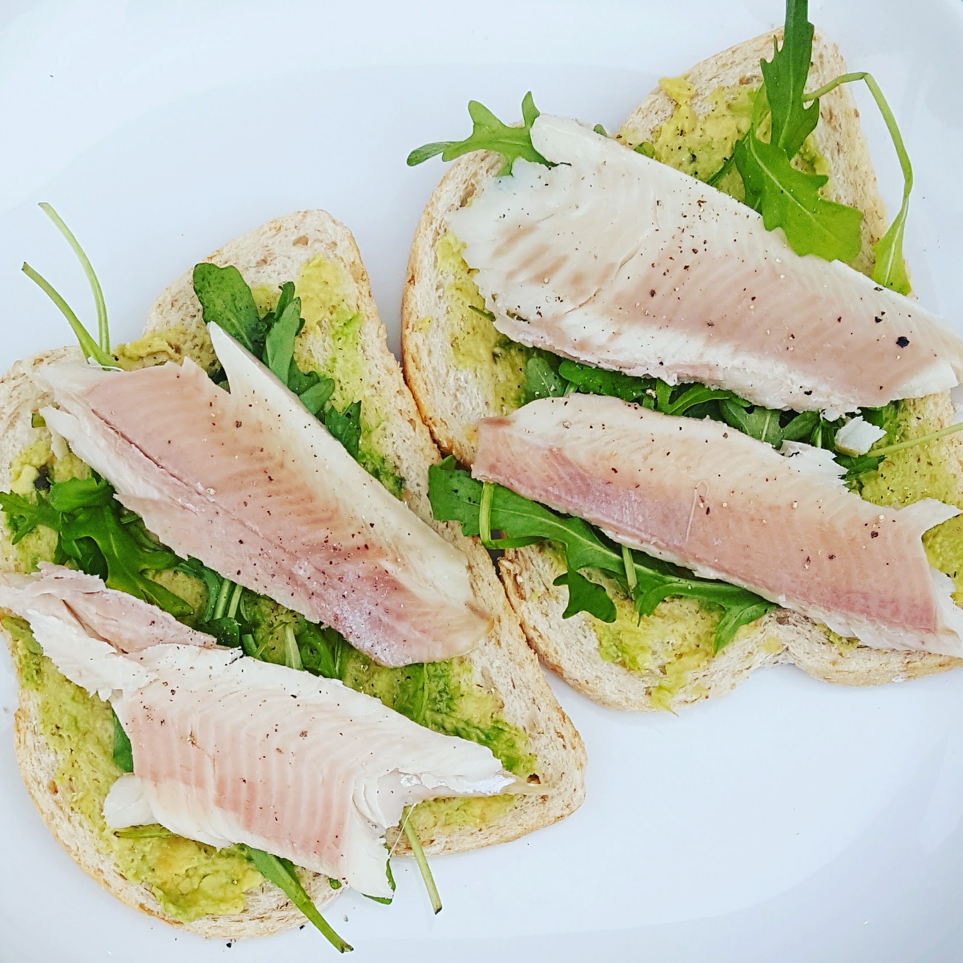 Goed en Puur Speltbrood met avocado en forelfilet